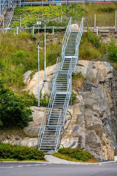 Escaleras De Metal Largas En El Lado Del Acantilado Imagen De Archivo