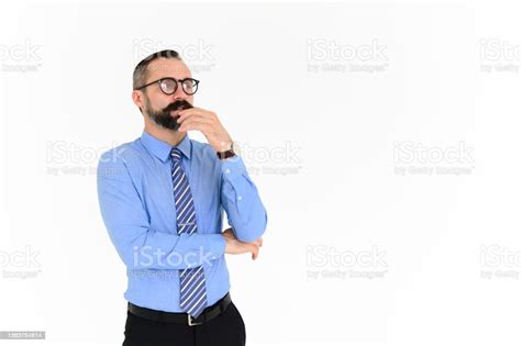 파란 셔츠를 입은 자신감 넘치는 중년 사업가의 초상화와 수염과 콧수염이 있는 안경을 쓰고 흰색 배경에 복사 공간을 두고 서 있는 초상화 40 49세에 대한 스톡 사진 및