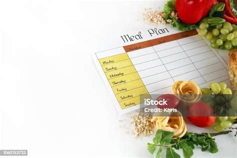 요리제품 중 흰색 테이블에 일주일 동안 식사 계획 파스타 바 질 야채 곡물 향신료 개념 건강 한 식습관 다이어트 슬리밍과 무게