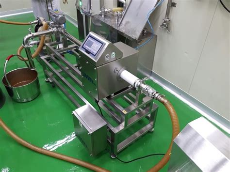 식품 소스 및 음료등 다양한 액상 제품 생산라인에 적용하여 벌크상태에서 금속이물 검사용 파이프라인형 금속검출기 Umc150pl