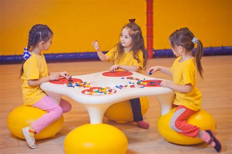 유치원에서 테이블에 장난감 벽돌을 가지고 노는 세 어린 소녀 4 5세에 대한 스톡 사진 및 기타 이미지 4 5세 6 7 살 교육 Istock