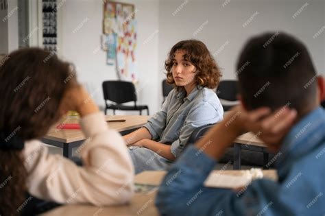 Chica De Vista Lateral Siendo Acosada En La Escuela Foto Gratis
