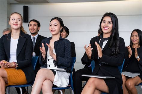 전문 젊은 아시아와 백인 관객 사무실에서 파트너십에서 그룹 회의 프리 젠 테이 션에 박수 사업가와 경제녀는 위대한 성공 성취를 축 하 합니다 감사에 대한 스톡 사진 및 기타