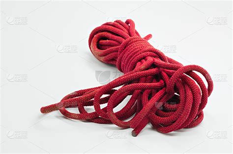 一种红色的绳子能有效地捆扎成一捆