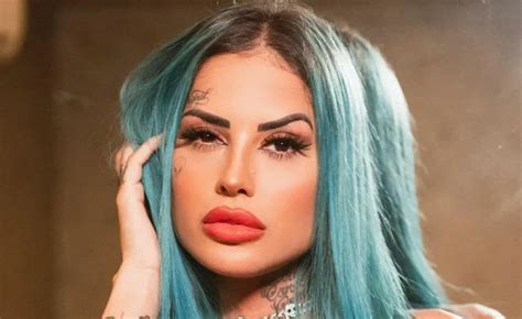 Tati Zaqui desabafa sobre término Thomaz Costa e vai às lágrimas