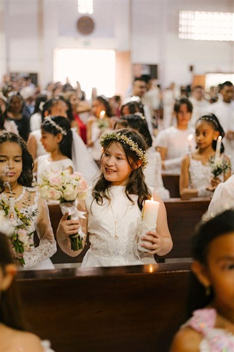 Celebração Alegre Da Primeira Comunhão Na Igreja · Foto Profissional