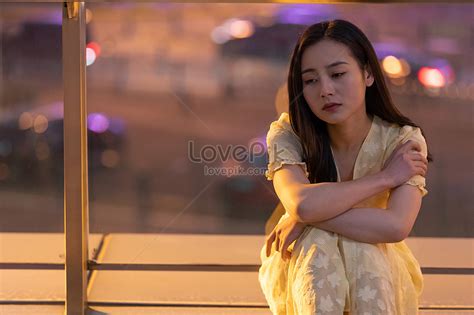 슬픈 여성 슬픈 남자 사진 무료 다운로드 Lovepik