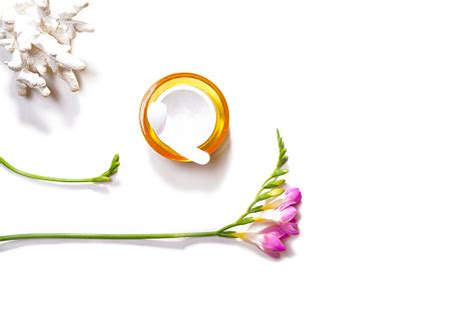 뷰티 스킨 케어 화장품 크림 세럼 젤 또는 마스크는 열대 꽃과 산호를 가진 화장품 제품으로 흰색 배경에 고립 0명에 대한 스톡 사진 및 기타 이미지 Istock