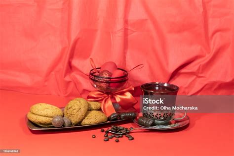 빨간 배경에는 컵 홀더와 케이크에 커피 한 잔이 있습니다 0명에 대한 스톡 사진 및 기타 이미지 0명 갈색 개념 Istock