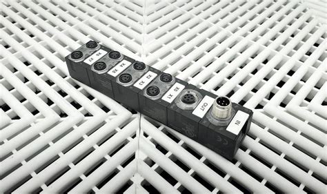 Murr Elektronik CUBE DIO E XM Fieldbus Expansion Module Used Motion Constrained