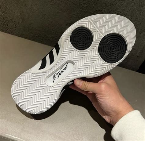 【デビュー】adidas Don Issue 5 Bbkicks News