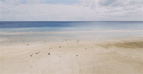 푸른 투명한 바닷물과 하늘을 배경으로 놀라운 열대 모래 해변 관광 및 관광객은 여름 휴가 휴가를위한 목적지를 여행합니다 복사 공간과 아름다운 풍경 사진
