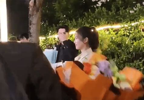 《以爱为营》杀青路透曝光白鹿王鹤棣捧花搂肩合影 搜狐大视野 搜狐新闻