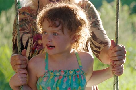 Безплатна снимка ръка човек хора момиче коса цвете джунгла дете изражение на лицето