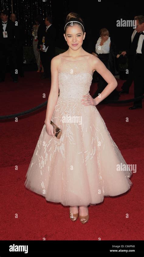 Hailee Steinfeld In A Dress By Marchesa And Ferragamo Shoes At