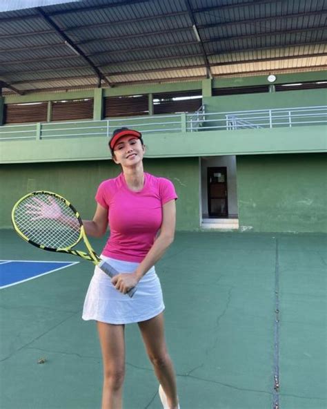 7 Potret Yuni Shara Latihan Tenis Body Goals Bikin Netizen Klepek