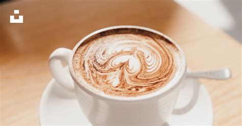 갈색 나무 테이블에 접시가 있는 흰색 세라믹 컵 사진 Unsplash의 무료 커피 이미지