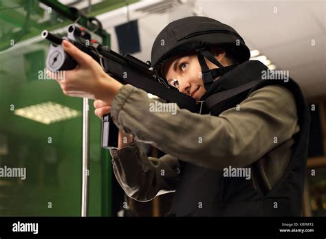 Policjantka Na Strzelnicy Strzela Z Karabinu Stock Photo Alamy