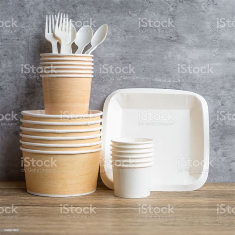 테이블 배경에 친환경 식품 포장 천연 용기 컵 접시 숟가락 및 포크 제로 폐기물 오염 지구의 날 무료 플라스틱 세계 환경의 날