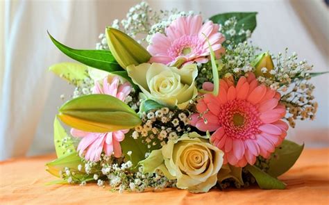 جملات زیبا درباره گل ها و زیبایی های آن ها مینویسم