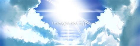 天国へと続く雲の階段と天の光が差し込む幻想的な臨死体験風景イラスト 198602781 イメージマート
