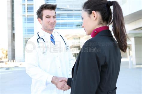 白种人高清图片 医生与病人握手 医生与病人握手图片免费下载 5100258695 千图网pro