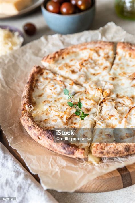흰 소스에 닭고기와 치즈를 곁들인 홈메이드 피자 가벼운 콘크리트 배경 가금류에 대한 스톡 사진 및 기타 이미지 가금류 건강에 좋지 않은 음식 고기 Istock