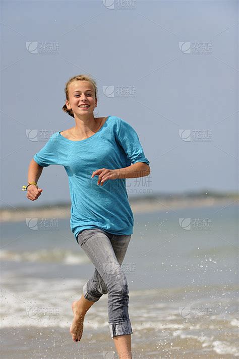 在海滩上跑步的女孩