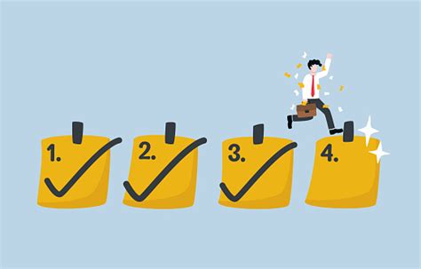 할 일 목록을 추적하고 관리하고 우선 순위를 정하기 위해 작업을 완료하고 예정된 작업 진행 개념 우선 순위가 지정된 스티커 메모가 체크된 후 축하하는 사업가 확인표시에 대한