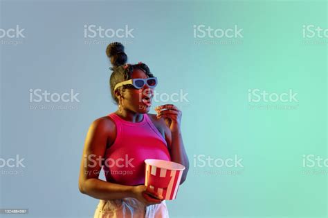 네온의 푸른 녹색 배경에 고립 된 젊은 아름다운 행복한 아프리카 소녀 3d 안경에 대한 스톡 사진 및 기타 이미지 3d 안경