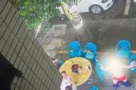 女子深夜被楼下夜宵摊吵到睡不着劝阻后被一食客脱裤子跳舞挑衅感觉很难受太欺负人了 腾讯新闻