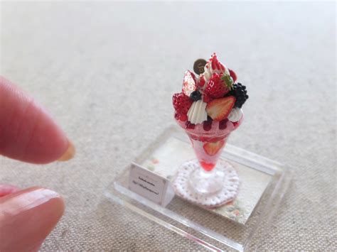 ミニチュア パフェ B ベリー いちご フェイクスイーツ 粘土 レジン 食品サンプル ハンドメイド 苺 イチゴドールハウス｜売買された