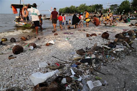 Foto Miris Sampah Berserakan Di Pantai Favorit Warga Surabaya