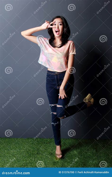 快乐的妇女年轻人 库存照片 图片 包括有 女性 摆在 蓝色 穿戴 设计 投反对票 快乐 偶然 51376700