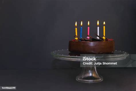5 개의 다채로운 촛대가있는 초콜릿 케이크 촛대 빛과 생일 케이크 0명에 대한 스톡 사진 및 기타 이미지 0명 가로등 다중 색상 Istock