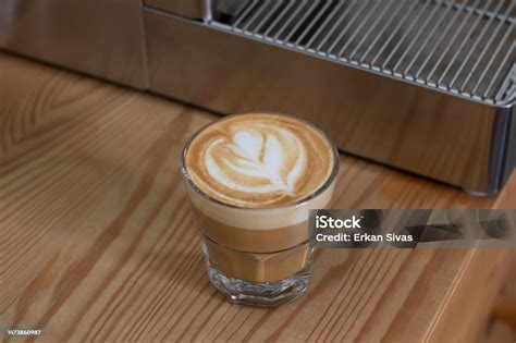 에스프레소 머신의 배경에 컵에 뜨거운 카페 라떼 에스프레소 커피 0명에 대한 스톡 사진 및 기타 이미지 0명 기계류 라떼 Istock
