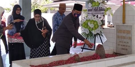 Hari Pahlawan Dinas Sosial Bonebol Ziarah Ke Makam Nani Wartabone