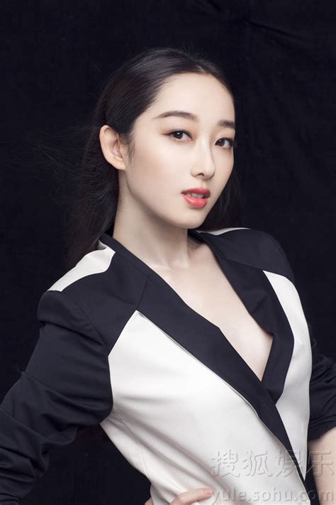 蒋梦婕真空装展魅惑 微露酥胸秀修长美腿