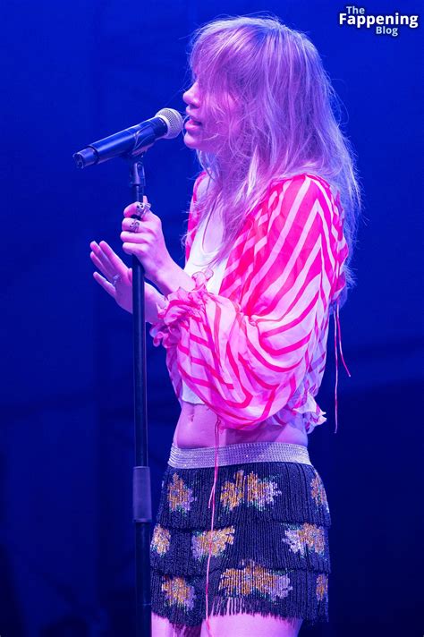 Suki Waterhouse Shows Off Her Pokies On Stage 35 Photos OnlyFans