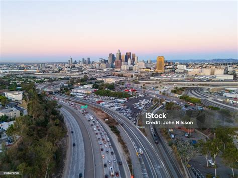새벽녘 로스 앤젤레스 시내의 조감도 고속도로의 교통 체증 도시로 유입되는 고속도로 푸른 빛에 목욕하는 스카이 라인 0명에 대한 스톡 사진 및 기타 이미지 Istock
