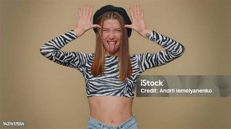 장난기 많은 바보 같은 표정을 짓고 찡그린 표정을 짓고 속이고 혀를 보여주는 재미있는 여자 20 24세에 대한 스톡 사진 및