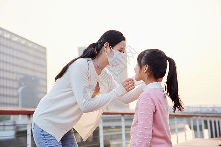 户外妈妈帮女儿戴口罩高清图片下载 正版图片507697305 摄图网