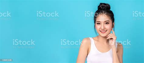 미용 젊은 아시아 여성의 초상화 헤드 샷은 화장품과 스파와 자연 깨끗한 피부를 직면 파란색 고립 된 배경에 스튜디오 촬영 건강한 생활방식에 대한 스톡 사진 및 기타 이미지