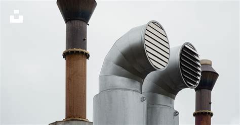 배경에 하늘이 있는 금속 파이프 그룹 사진 Unsplash의 무료 영국 이미지