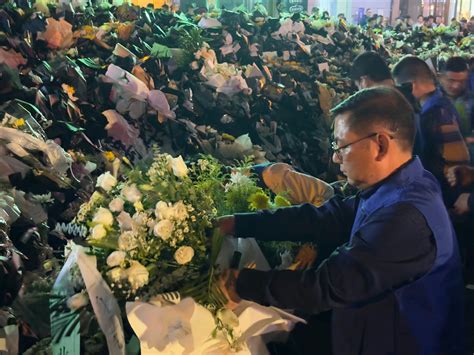 리커창 추모현장 파란 조끼 등장 왜조화 부적절 문구 제거 나무뉴스