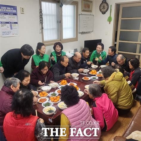 전주시 중앙동 새마을부녀회 새해맞이 떡국 나눔 실시 전국 기사 더팩트