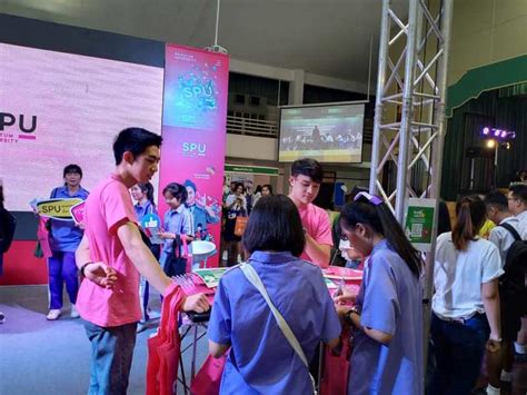 ม ศรีปทุม ต้อนรับน้องๆม ปลาย สู่รั้วฟ้า ชมพู ชมบูธ Spu ในงานนิทรรศการ