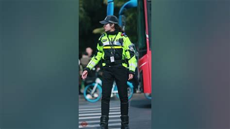 机动骑警 街头指挥交通 亮丽风景线 Police女交警 Youtube