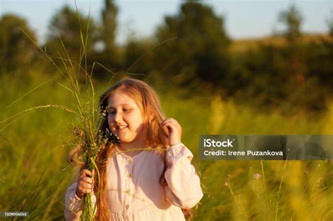 맑은 푸른 하늘에 야생화 꽃다발을 들고 귀여운 미소 백인 소녀의 초상화 여름 일몰 행복한 어린 시절 개념 8 9 살에 대한 스톡 사진 및 기타 이미지 Istock