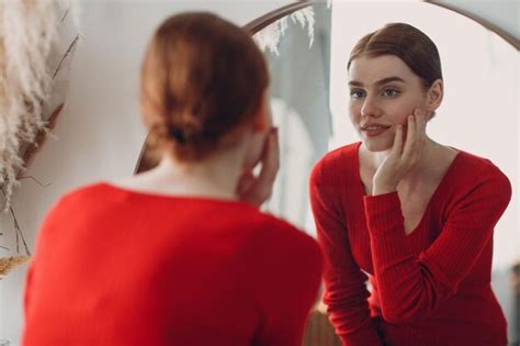 Mujer Hermosa Joven De Pie Frente Al Espejo En La Sala De Estar Foto